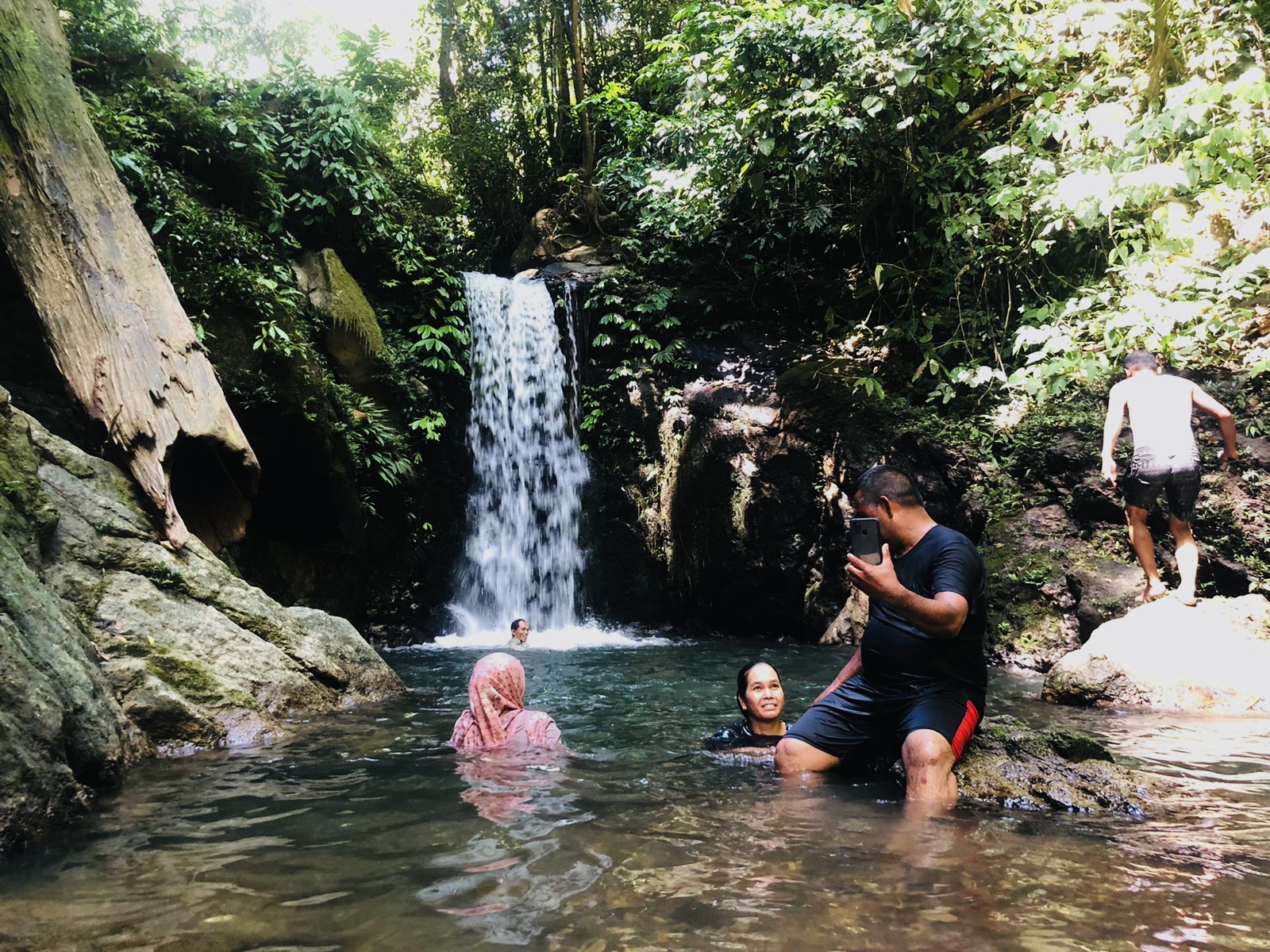 Indahnya Air Terjun Drien Sibak, Wisata Tersembunyi di Tengah Hutan ...