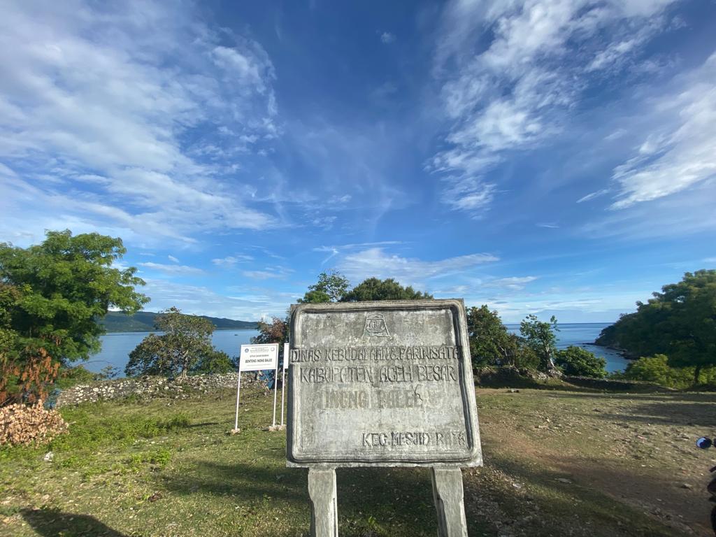 Pantai Benteng Inong Bale, Keindahan Laut dan Sejarahnya