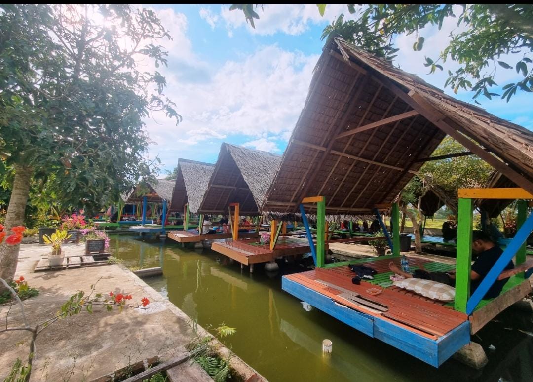 Kolam Renang Lhoek Sijuek, Gazebo Apung : Wisata Keluarga di Tengah ...